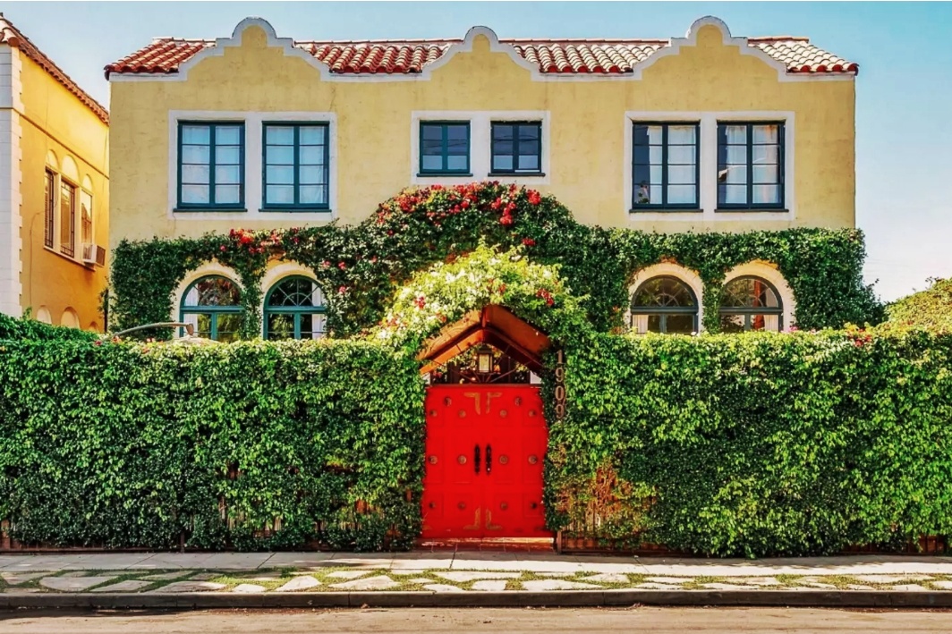 WHAT A $10 MILLION HOUSE LOOKS LIKE LIKE IN TORONTO VS. OTHER CITIES